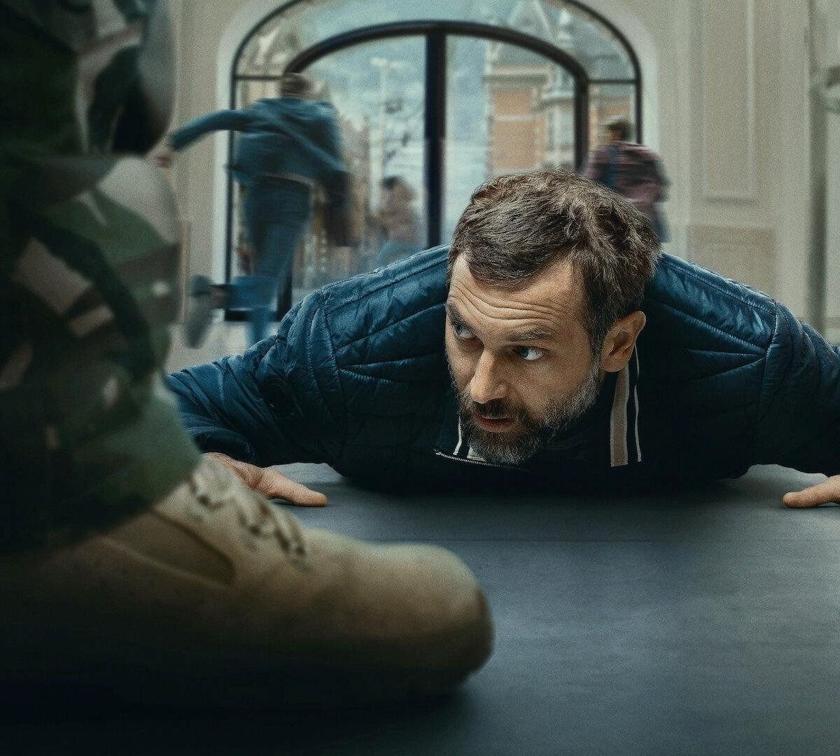 Conheça a história real de iHostage, filme de suspense bombando na ...